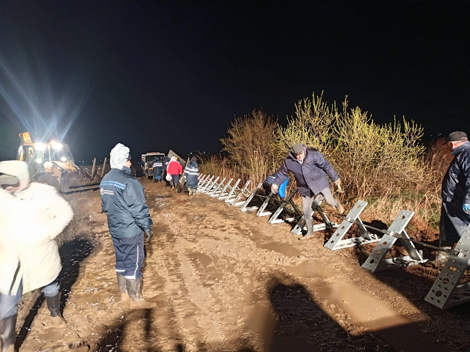 Viitură pe râul Putna, în plină desfășurare: diguri mobile și saci de ...