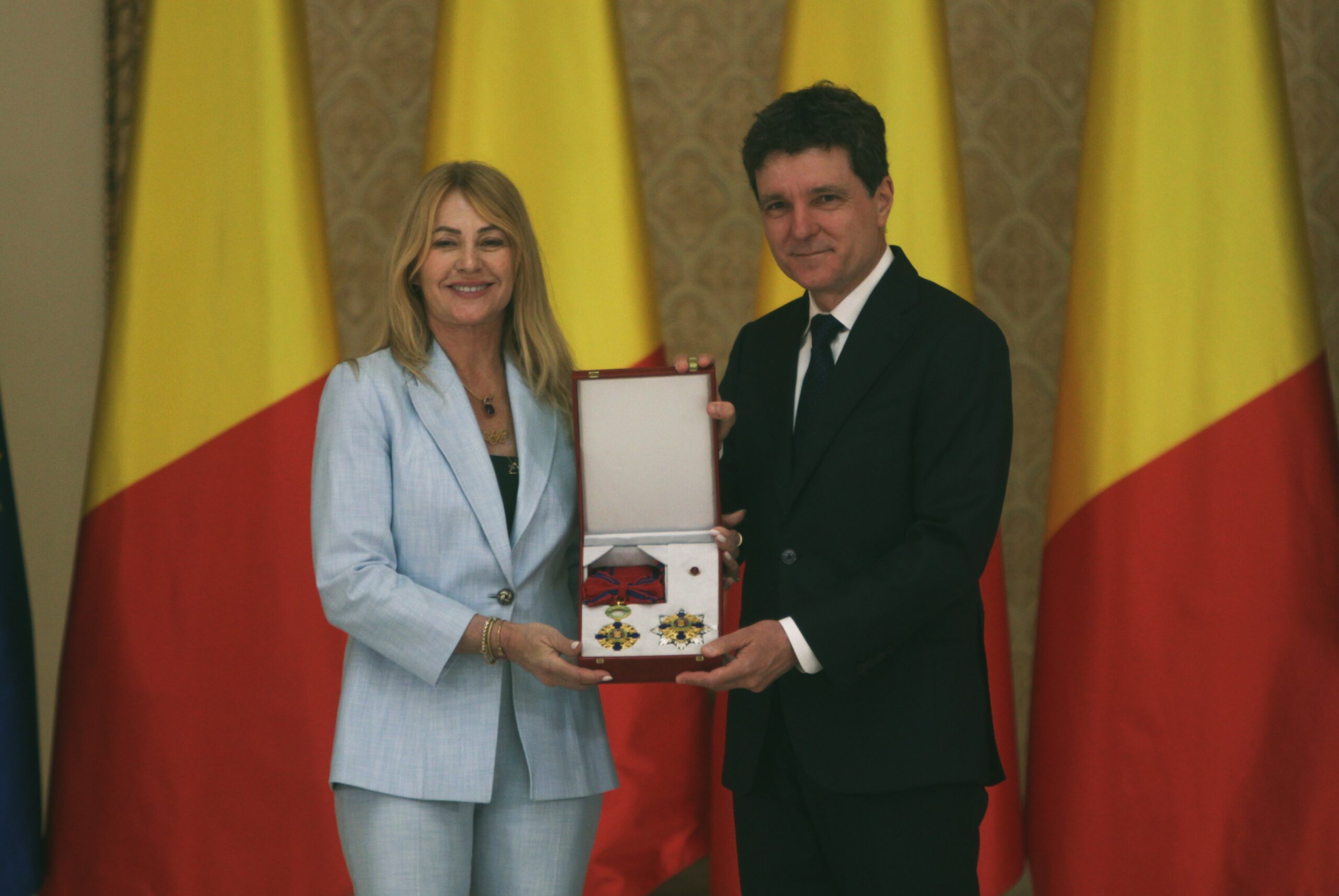 Nicușor Dan a decorat-o pe Nadia Comăneci: Vreau să vă mulțumesc că ...