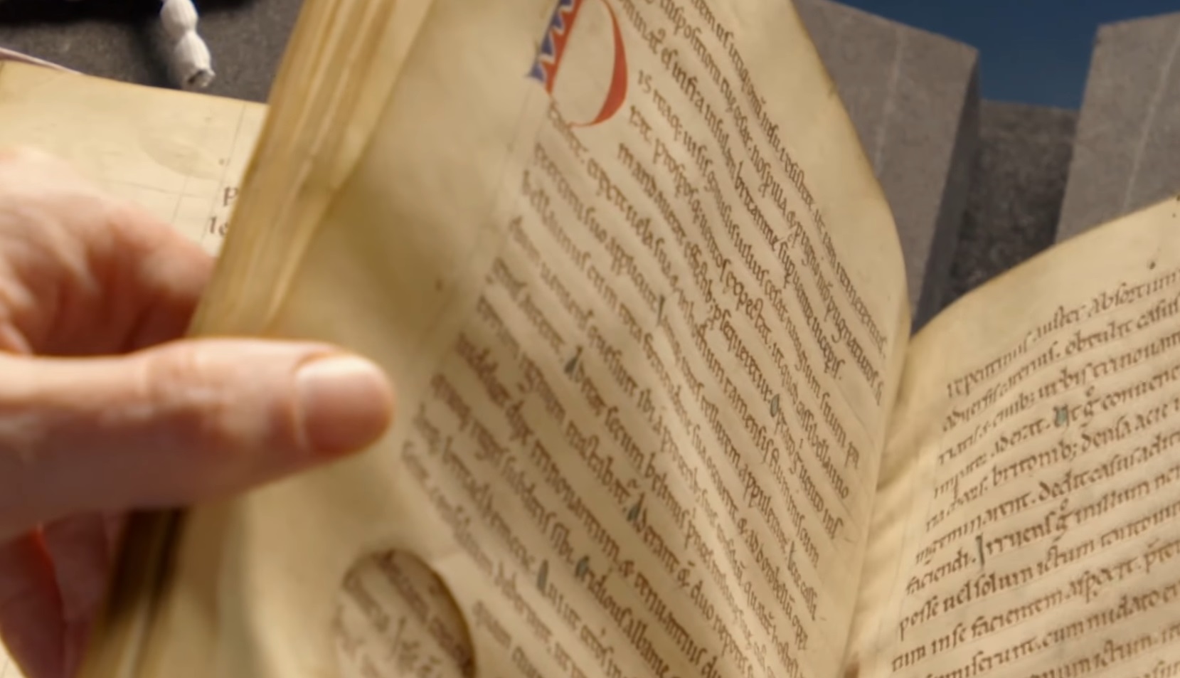 Manuscrisul pierdut al Regelui Arthur reapare după 700 de ani. Prețul ...