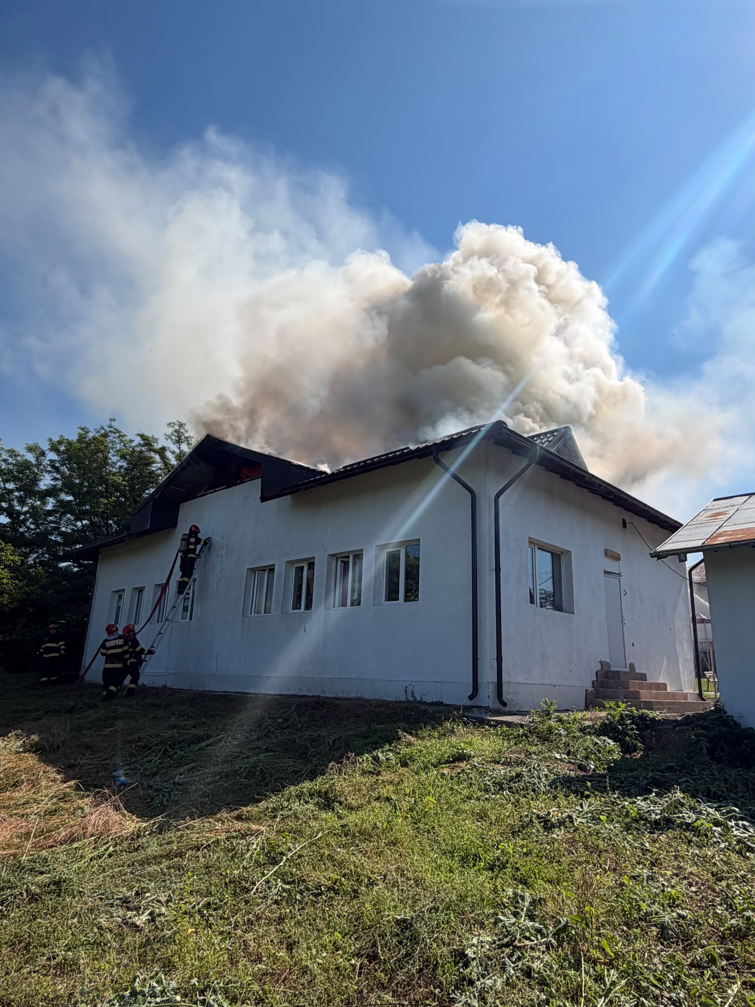Incendiu la o grădiniță din Prahova, după ce un acoperiș a luat foc ...