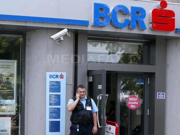 BCR va disponibiliza 1.600 de salariaţi şi va închide peste 60 de sucursale