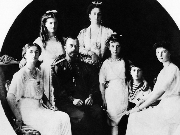 Rămăşiţele pământeşti ale ţarului Nicolae al II-lea şi ale familiei ...