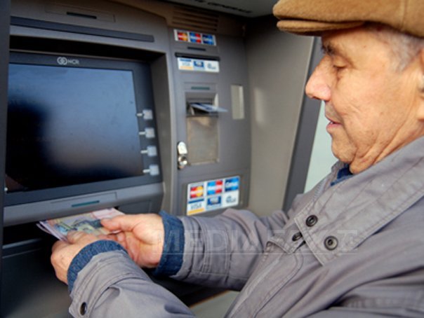 Transferul de bani prin bancomat este posibil şi în România