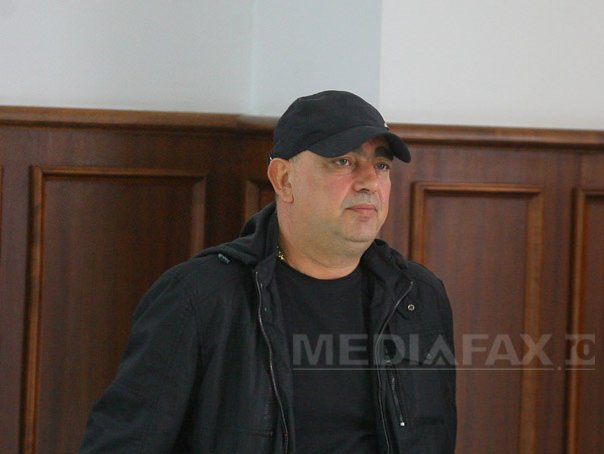 Bătaie cu topoare pe pământul lui Gigi Neţoiu de la Cetate. Ciobanii i ...