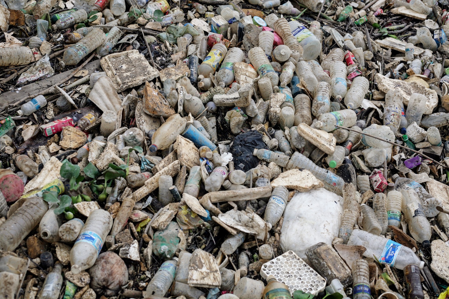 OFICIAL! Numeroase produse din plastic dispar din magazine