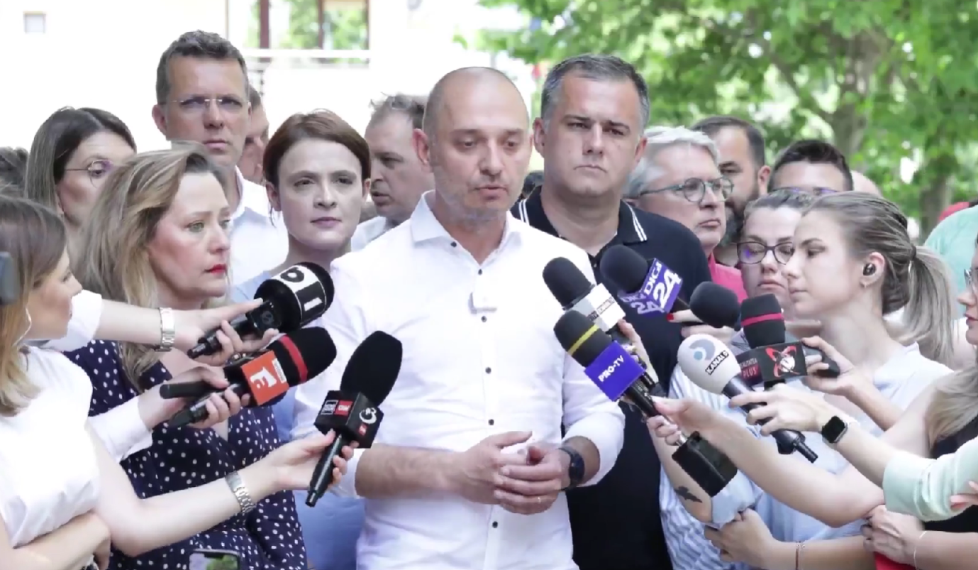 Protest USR la Biroul Electoral Sector 2.La protest este prezentă şi ...