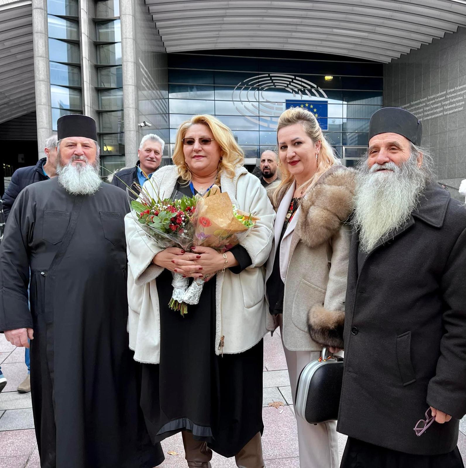 Şoşoacă face senzaţie în presa mondială, după ce a venit cu preoţi în ...