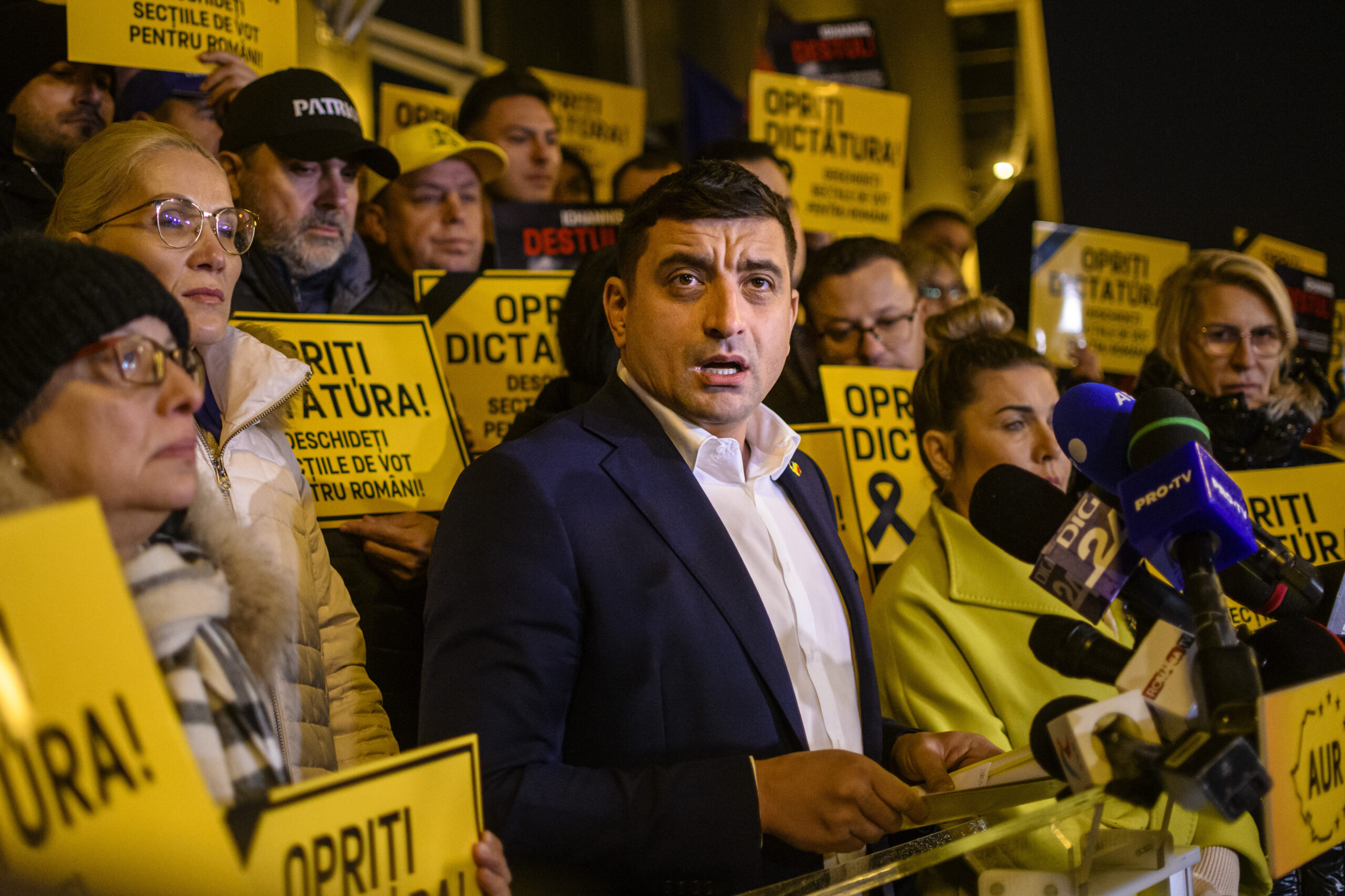 Simion, despre salutul făcut de Georgescu: Vreţi să vă arăt cu Crin ...