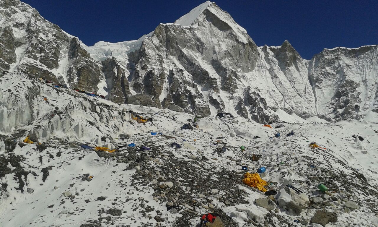 Toţi alpiniştii ce vor să urce pe Everest vor trebui să facă acest lucru