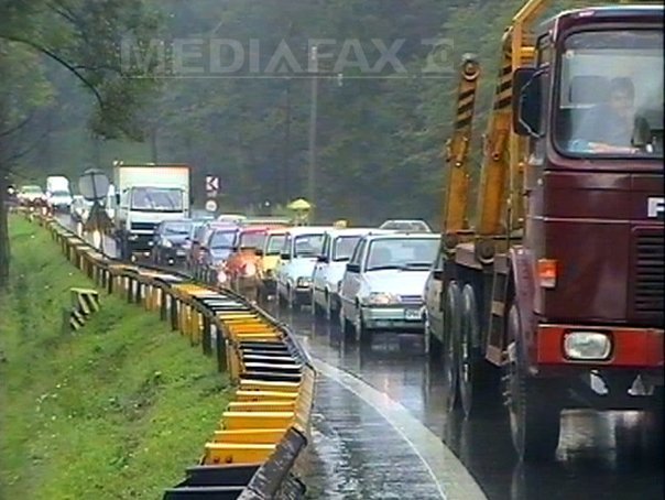 Vrancea: Circulaţia rutieră pe DN2M, reluată cu restricţii, după ce râul Milcov a rupt o parte ...