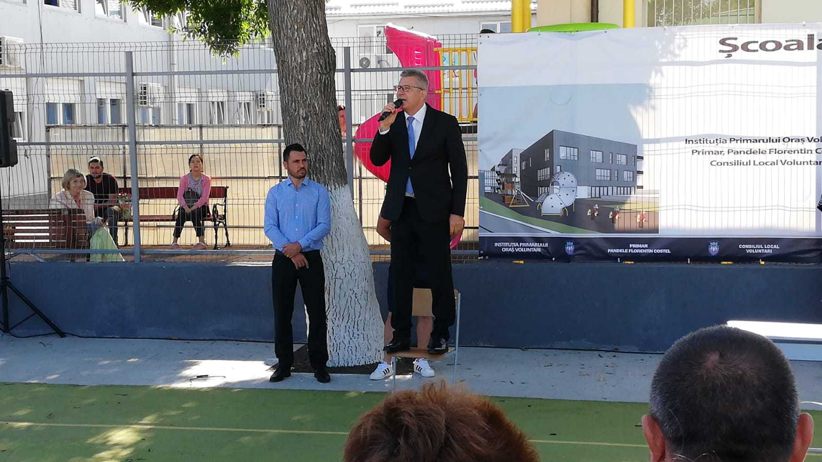 Florentin Pandele s-a urcat pe un scaun pentru a ţine discursul la ...