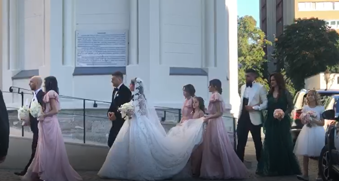 Nuntă în familia lui Gigi Becali. Teodora, una dintre fiicele sale, s-a ...