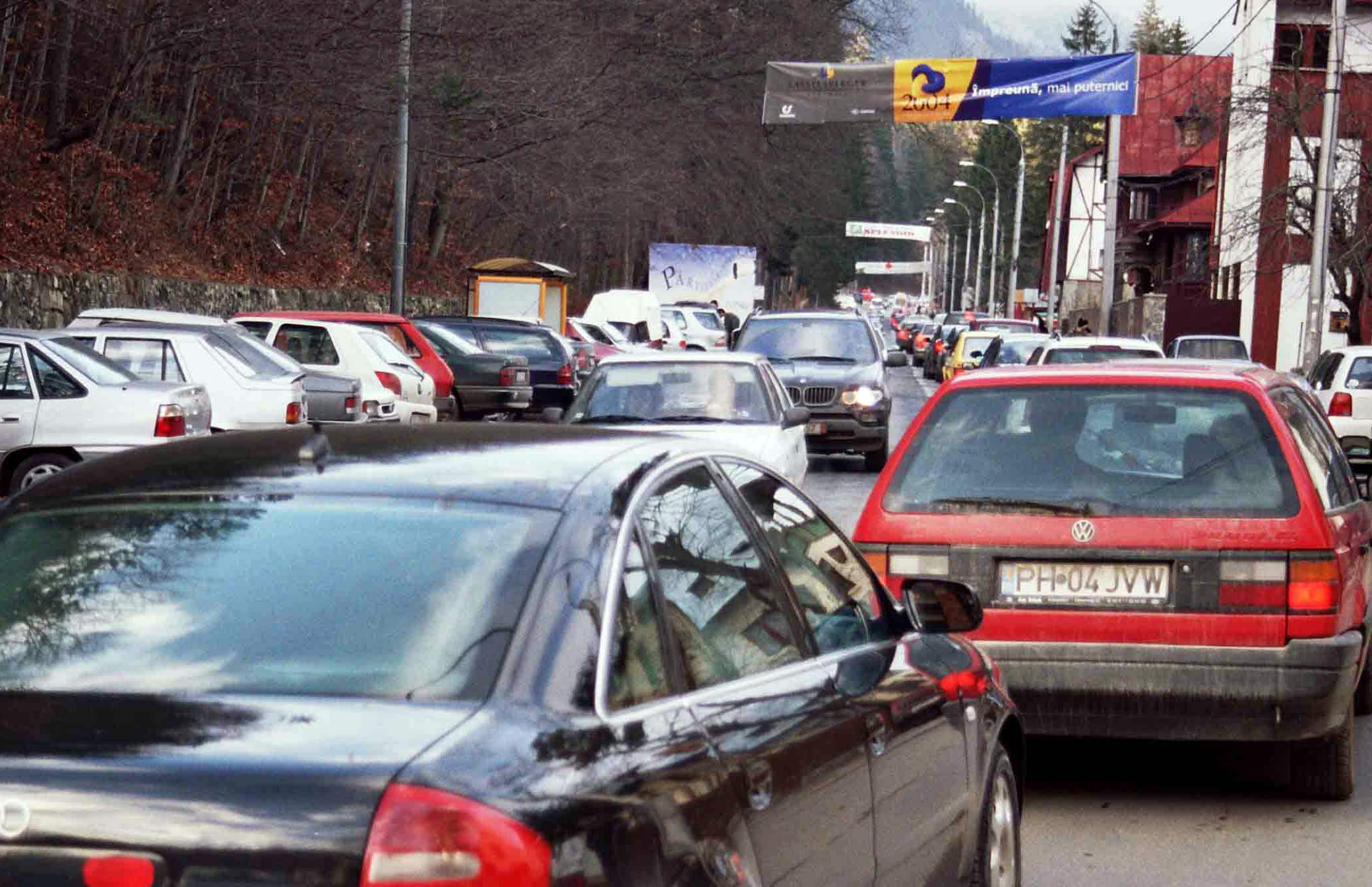 Trafic rutier aglomerat pe mai multe artere principale din ţară
