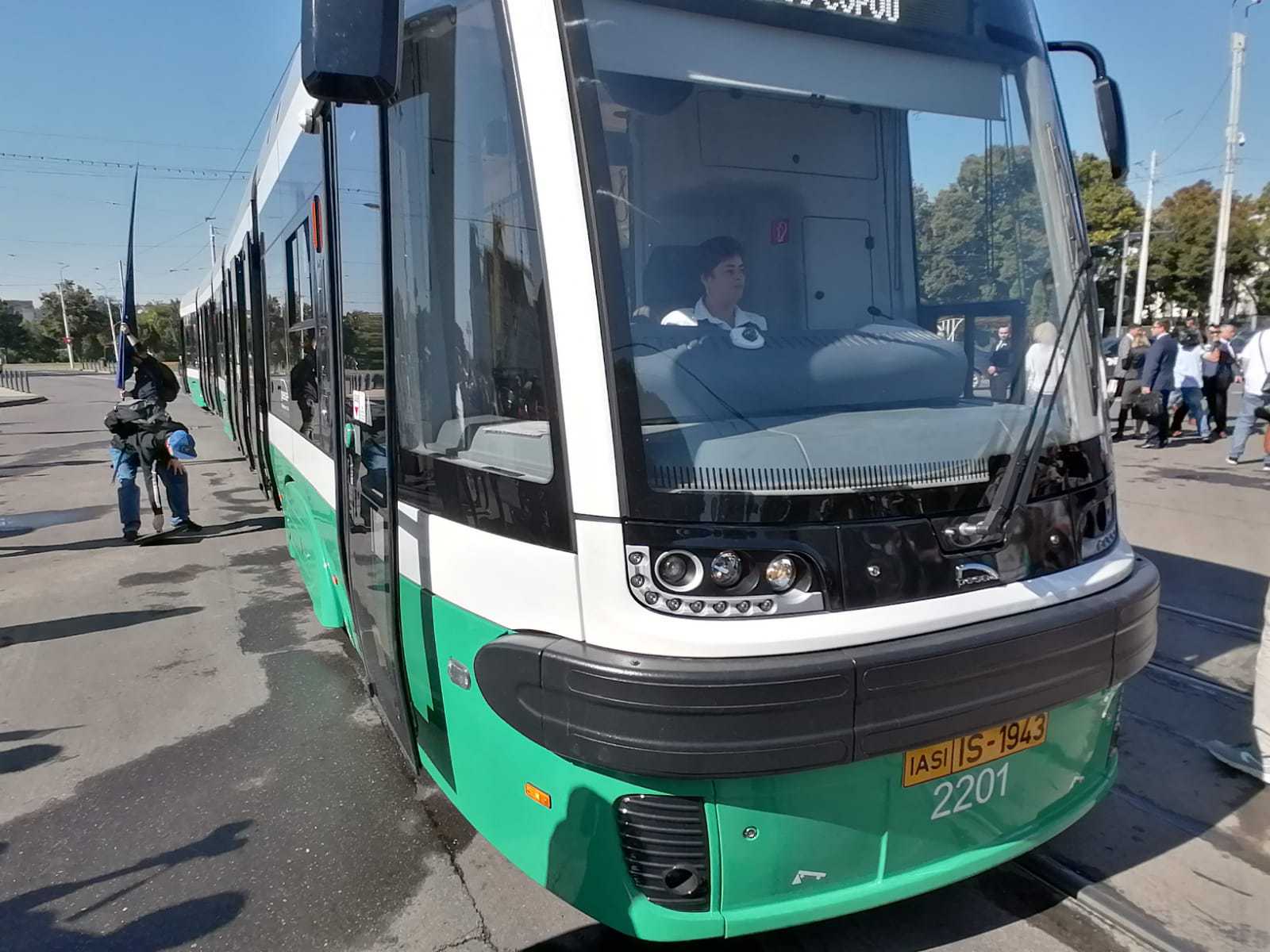 Polonezii de la PESA vor livra primele trenuri în România la jumătatea ...
