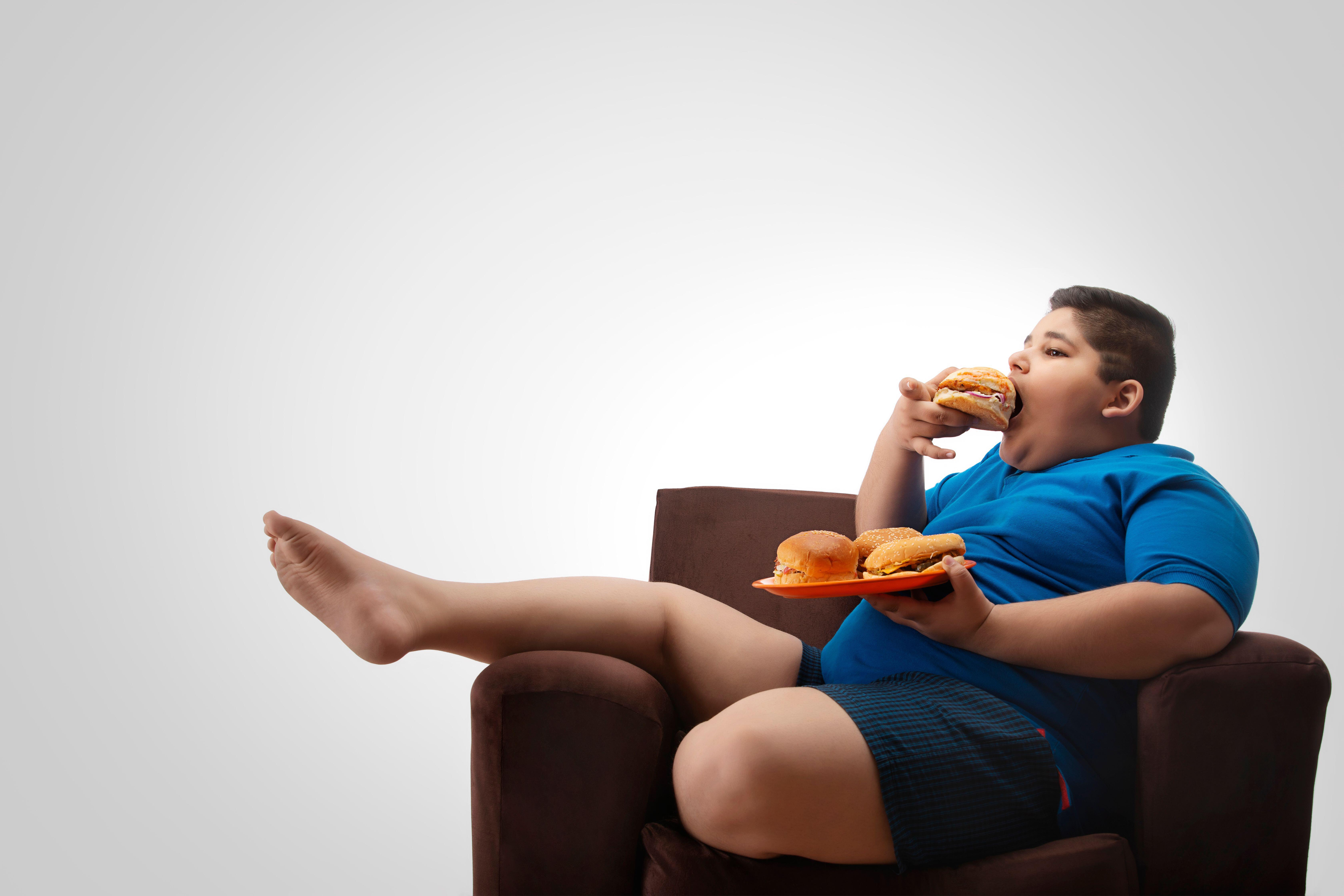 Obezitatea infantilă apare cu o frecvenţă mai mare şi la vârste mai ...