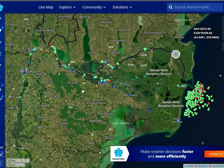Aglomeraţie de Dunăre: numeroase barje aşteaptă să intre în porturile ...