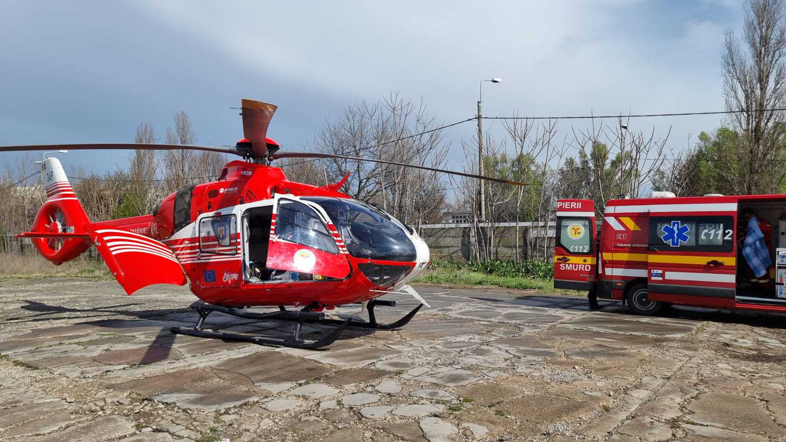 Copil cu afecţiuni pulmonare severe, transportat pe calea aerului de la ...