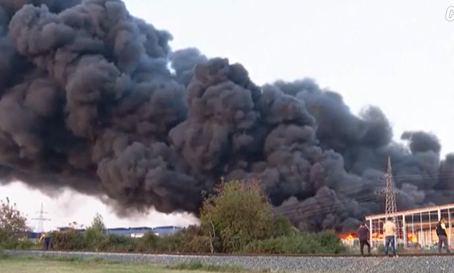 Incendiu uriaş într-o fabrică de mase plastice: fum negru deasupra ...