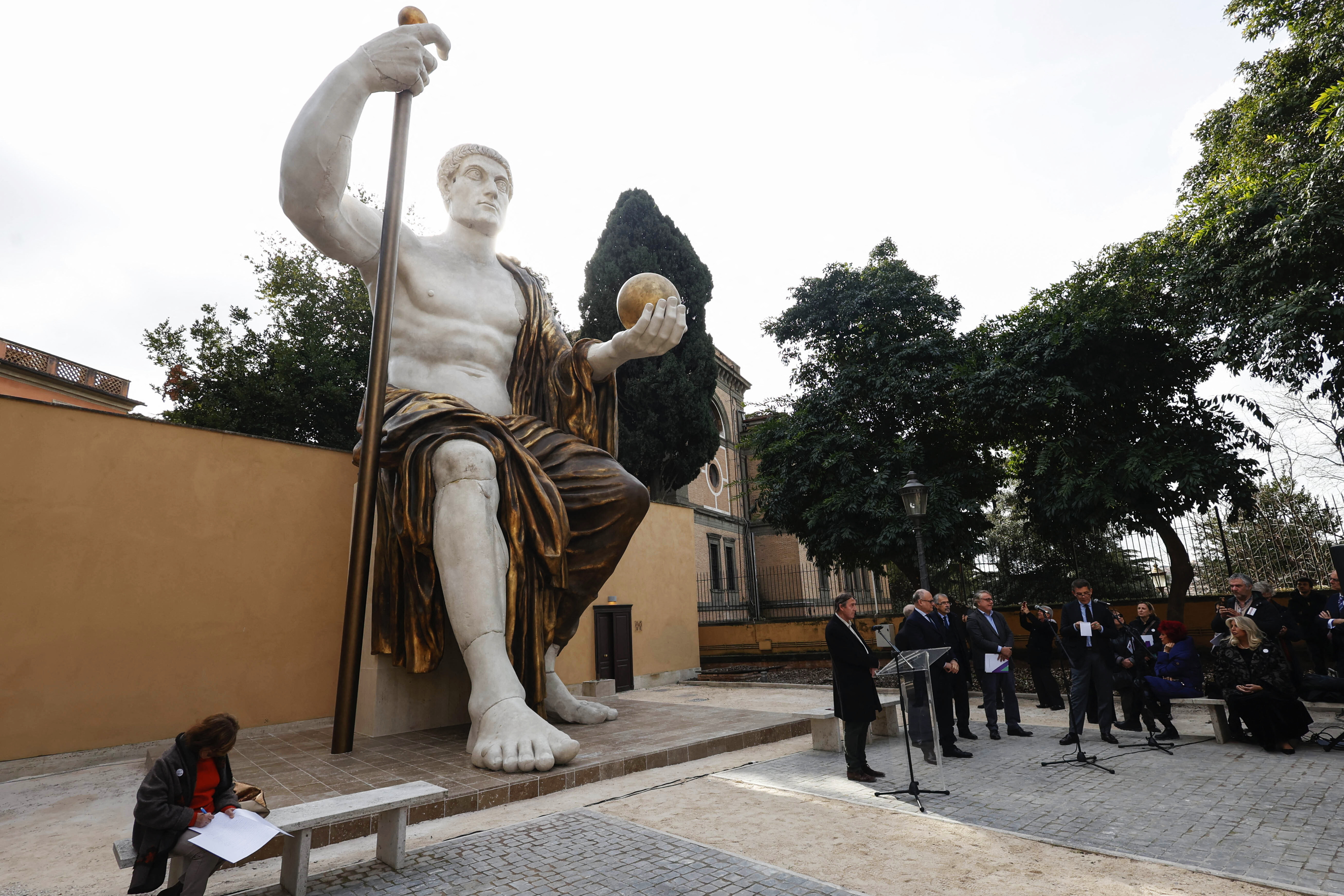 O replică a statuii împăratului Constantin cel Mare a fost creată cu ...