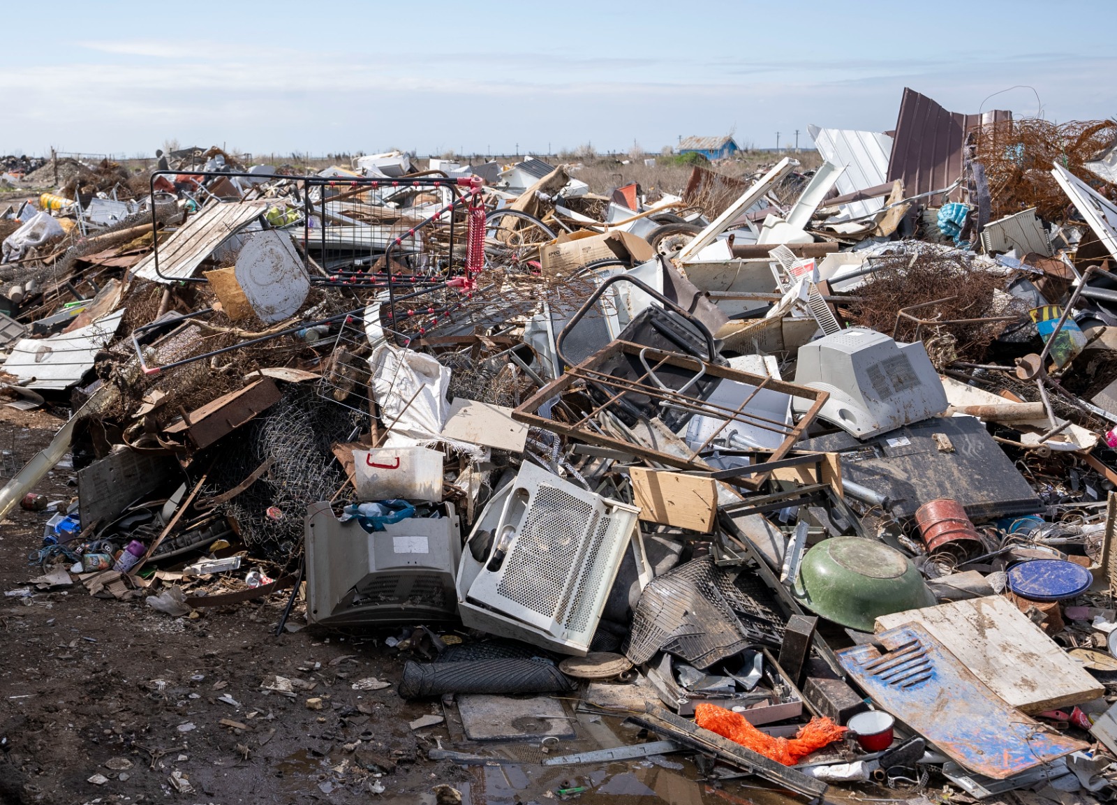 Descinderi în Săruleşti: Amenzi de 200.000 de lei şi 50 tone de deşeuri ...