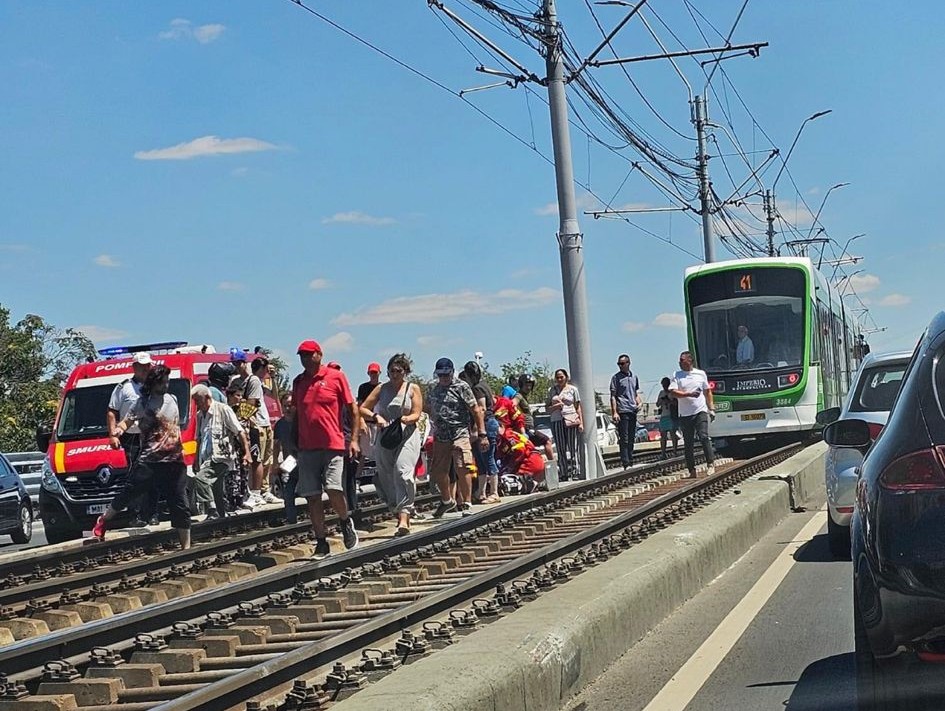 Accident mortal pe Podul Grant. Un motociclist a lovit bordura şi a căzut pe calea de rulare a ...