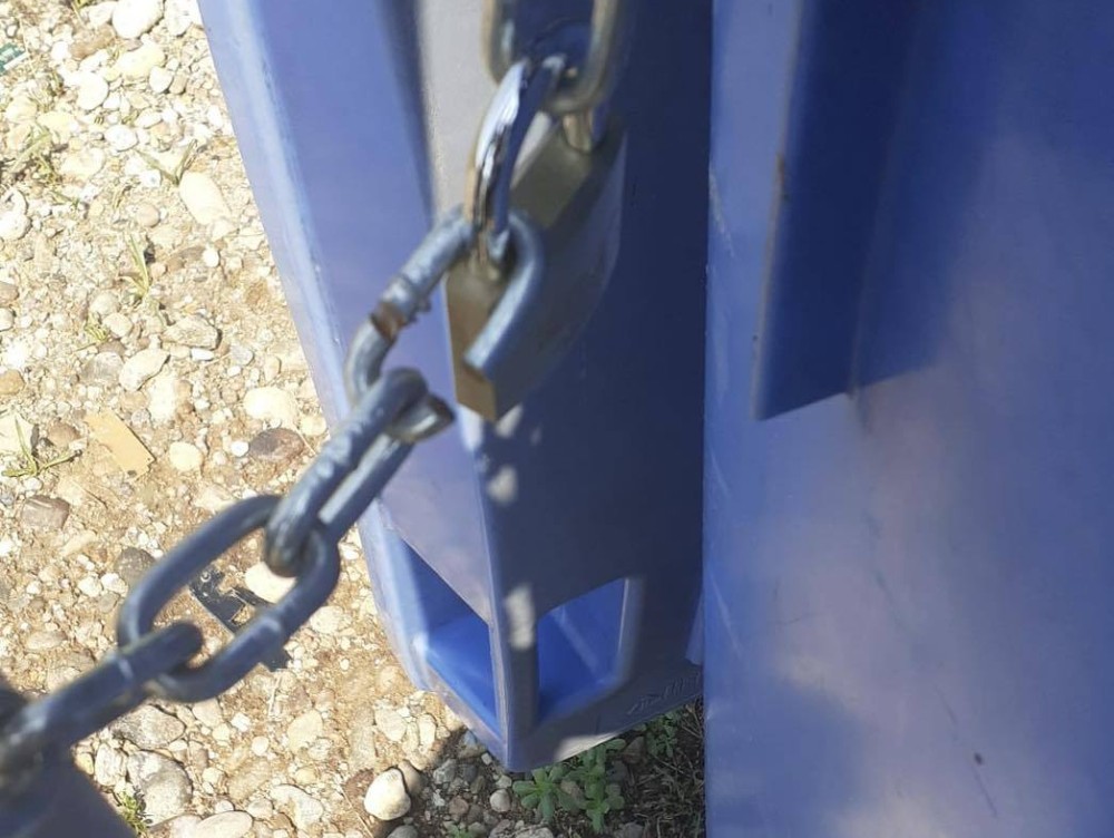 Tomberoane de gunoi furate de pe marginea drumului, în Arad. Drumarii ...