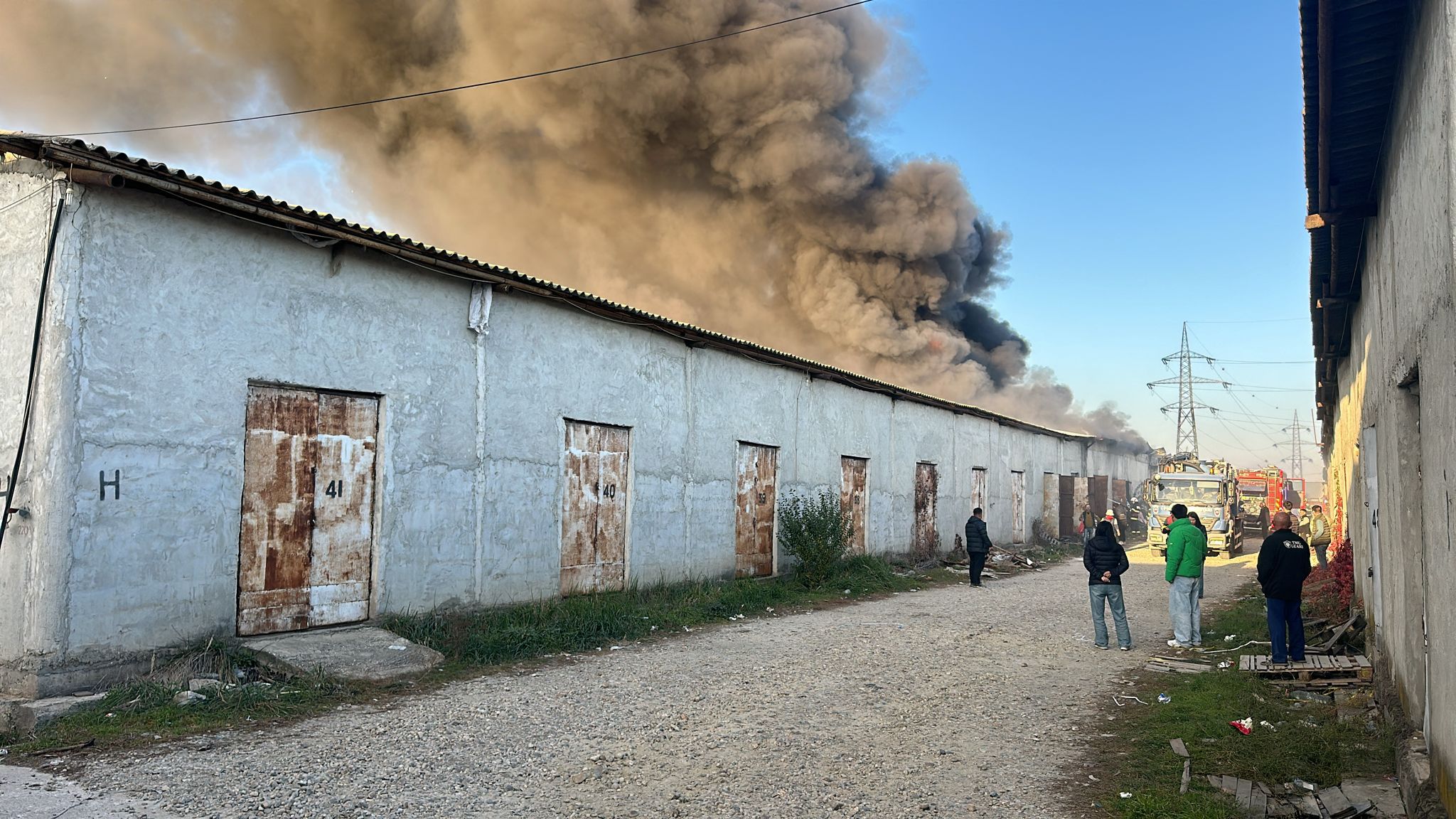 Depozit în flăcări în Voluntari, jud. Ilfov