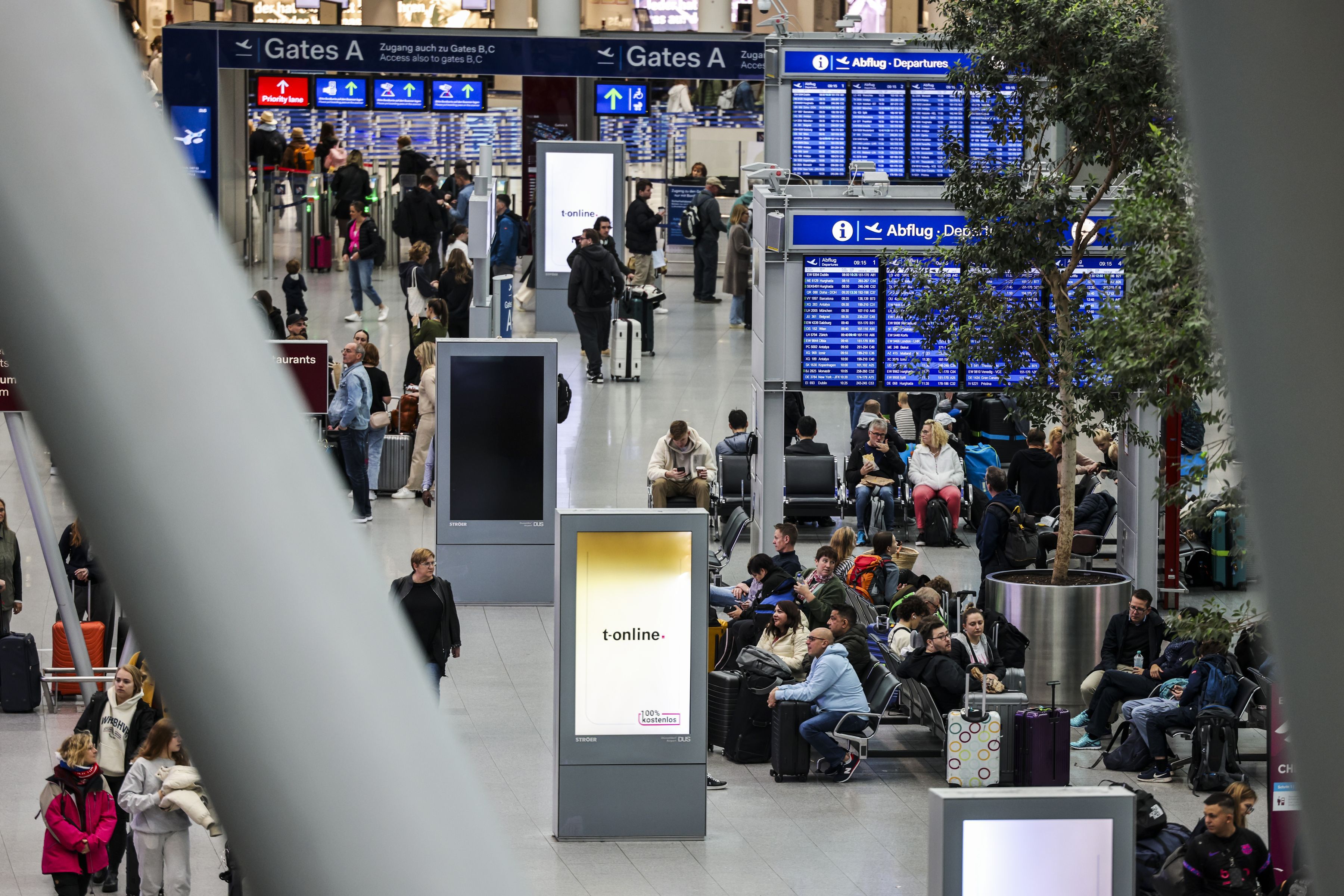 Oraşele mari din România sunt legate pe cale aeriană doar prin escală ...