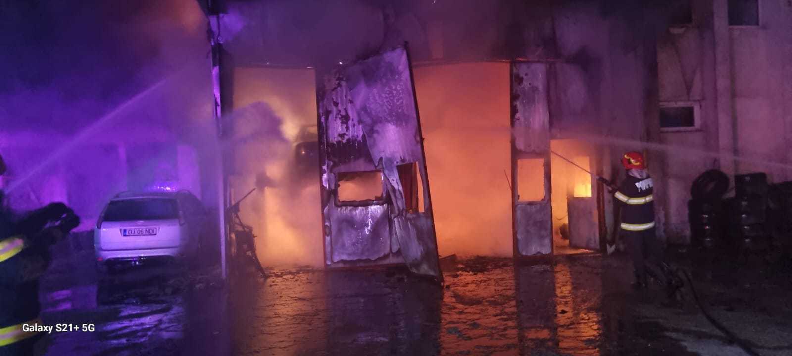 Incendiu violent la un service auto din Craiova. Intervin patru ...