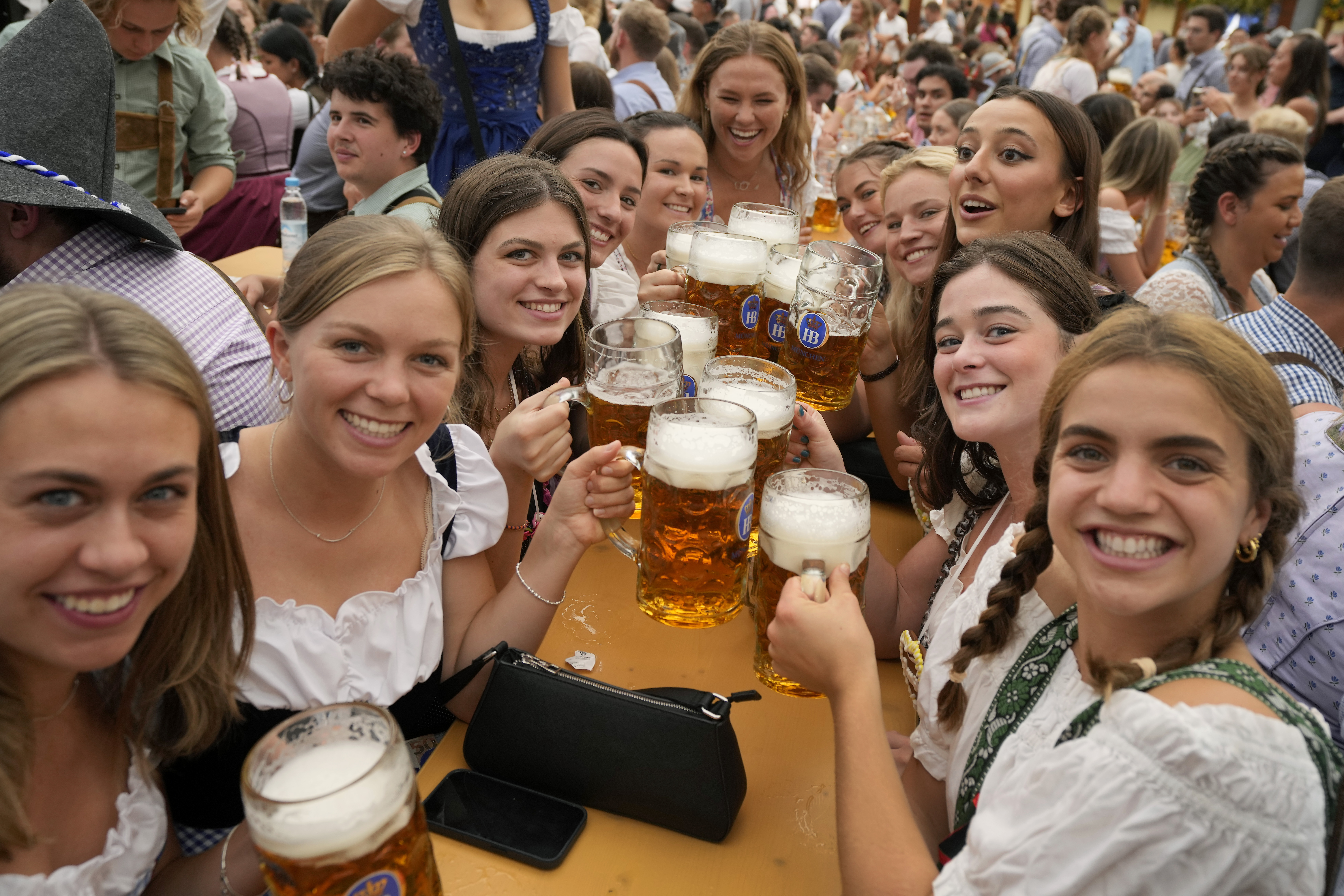 Consumul de bere a continuat să scadă în Germania şi în 2024 ...