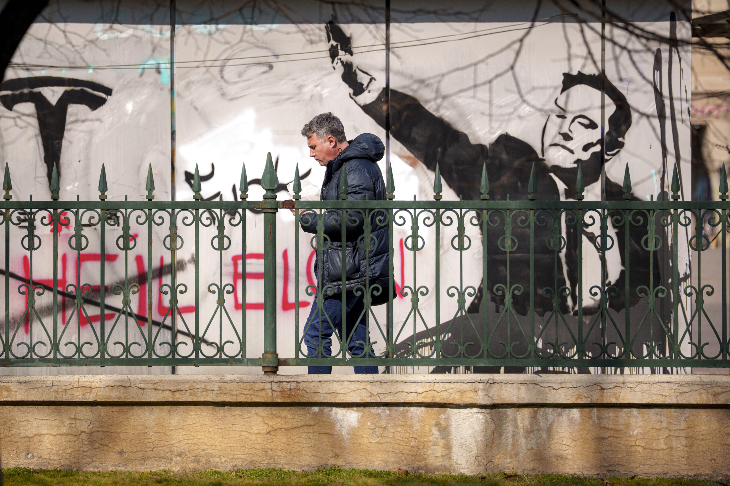 În Capitală a apărut un graffiti cu Elon Musk făcând salutul nazist ...