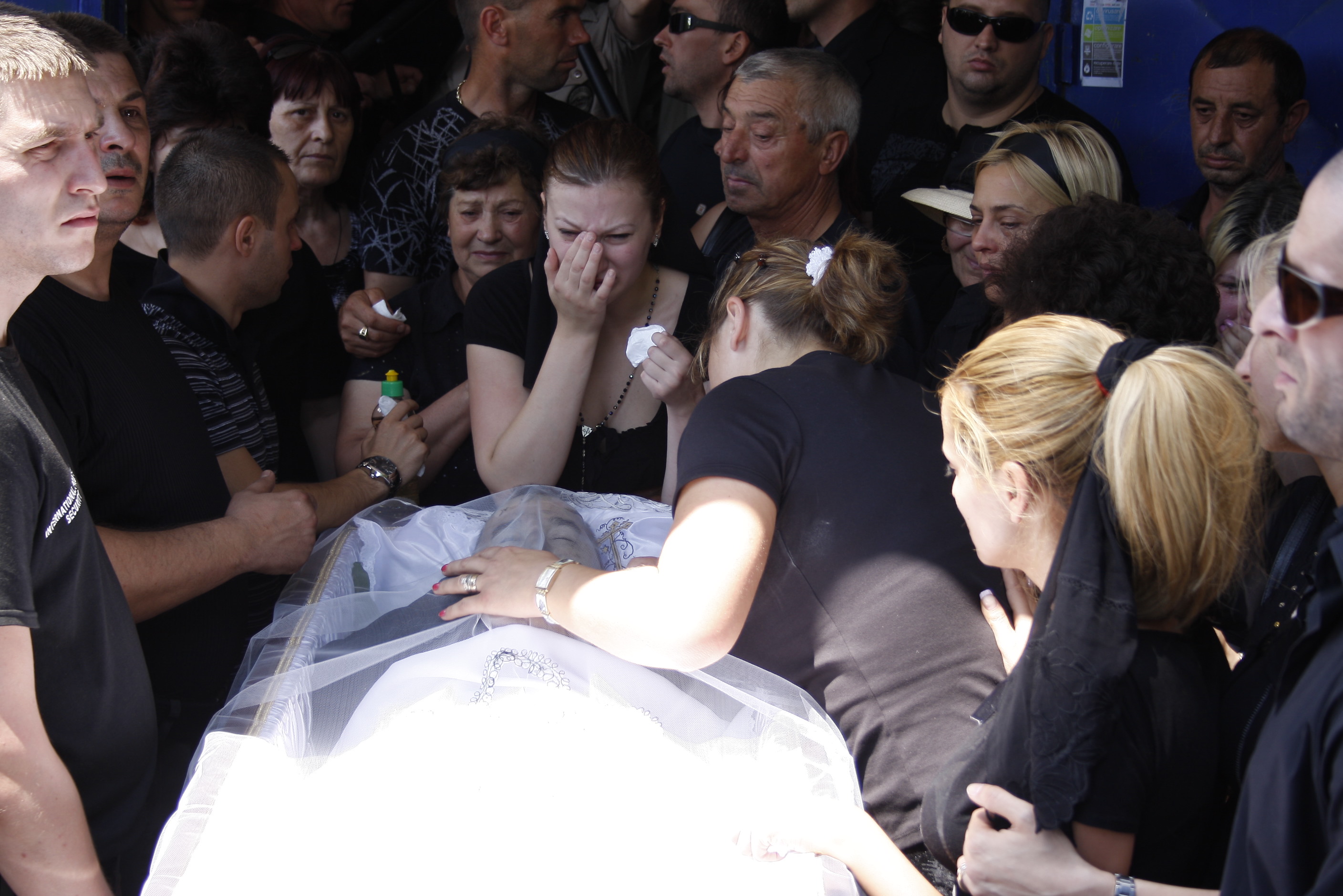 Mii de gălăţeni au participat la înmormântare a lui Marian Ivan ...