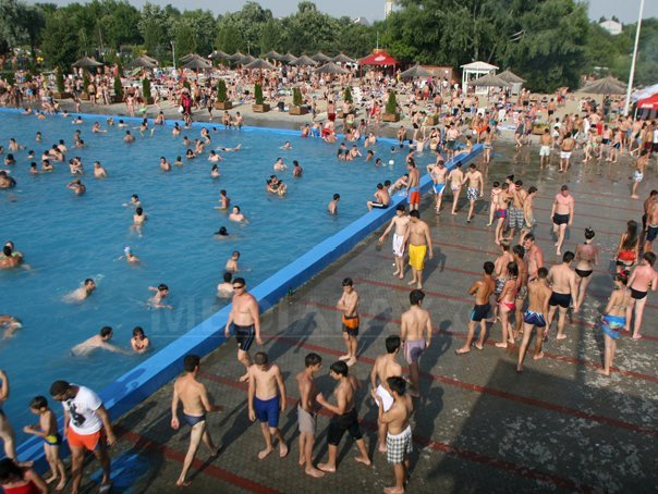 Apa din piscine şi ştranduri poate provoca infecţii la ochi, urechi ...