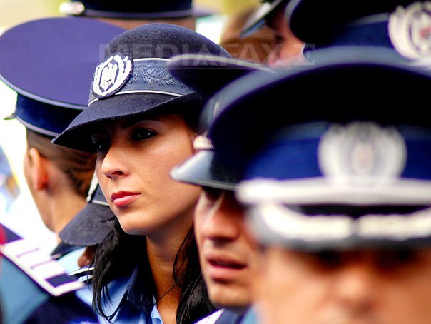 Aproape 8.000 de poliţişti ar putea fi transferaţi din Poliţia Română ...