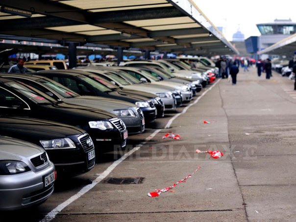 Treizeci de maşini pregătite pentru vânzare, vandalizate într-un târg auto