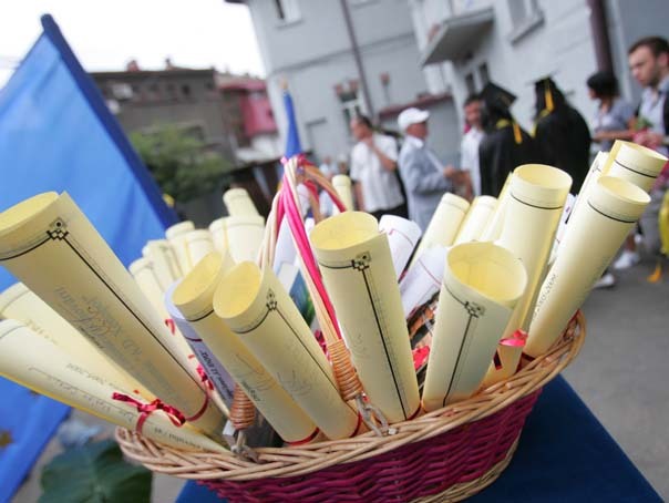 Proiect al Ministerului Educației: fără diplome de studii cu cod QR ...