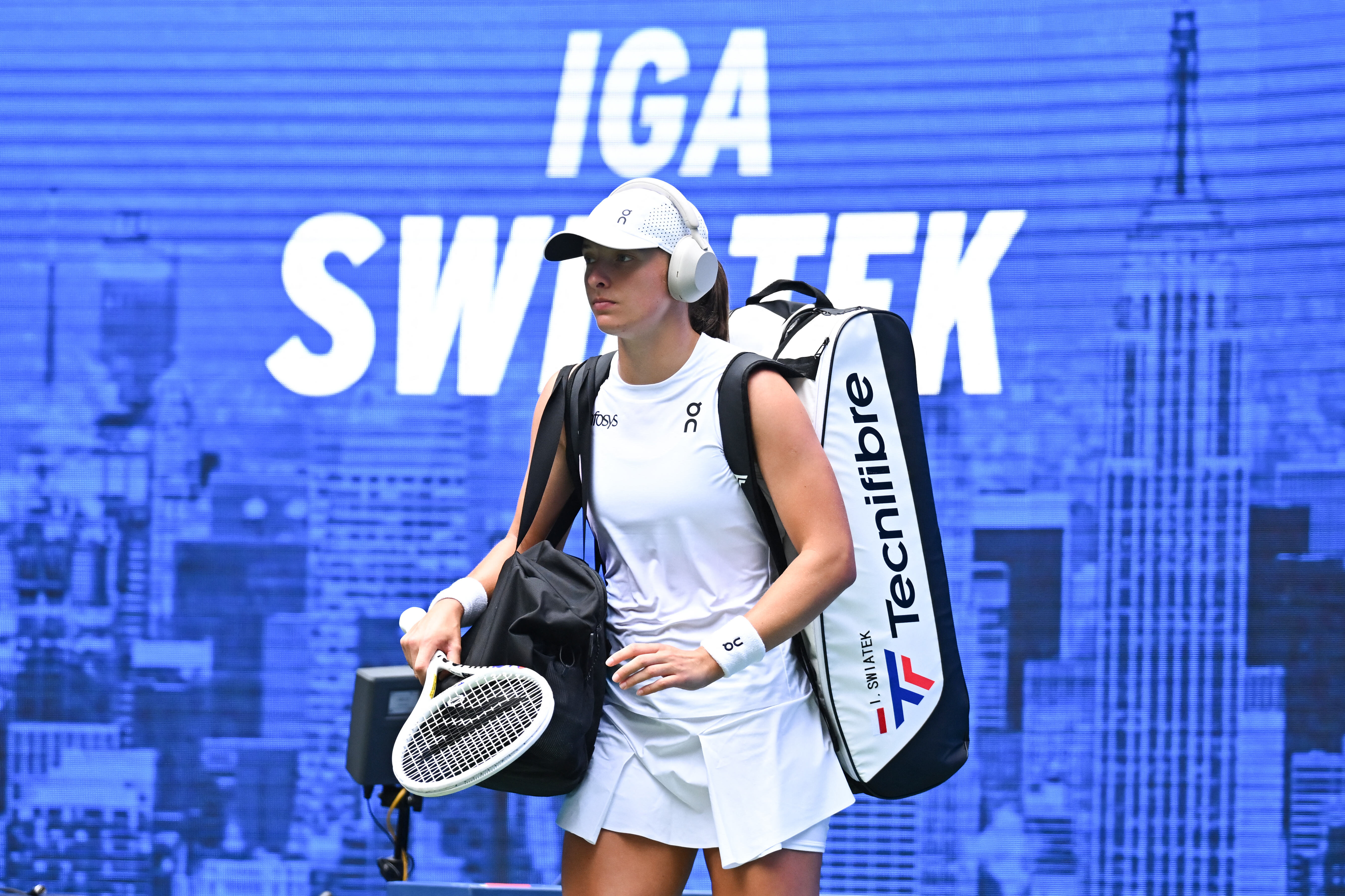 Iga Swiatek o va întâlni pe Emma Răducanu în turul trei la Australian ...