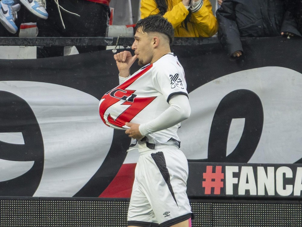 Andrei Raţiu a înscris în meciul Rayo Vallecano - Sevilla şi a primit ...