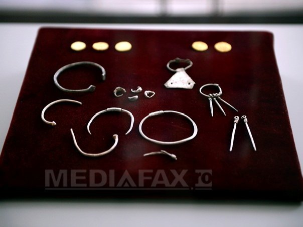 Obiecte de podoabă dacice de o valoare excepţională, recuperate şi ...