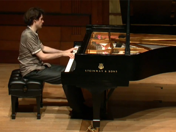 Pianistul Christopher Falzone, unul dintre laureaţii Concursului Enescu ...