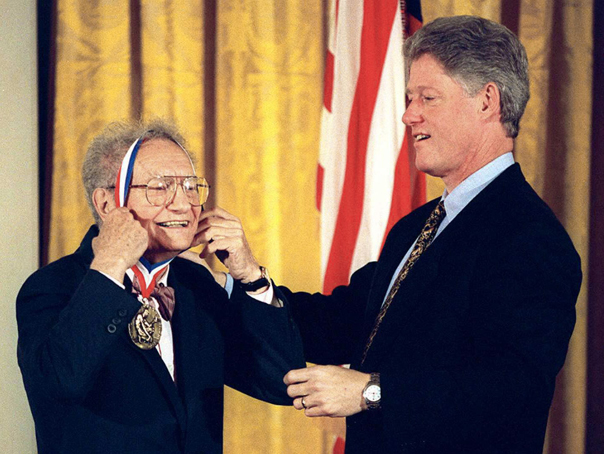 Paul Samuelson, laureat al premiului Nobel pentru economie în 1970, a ...