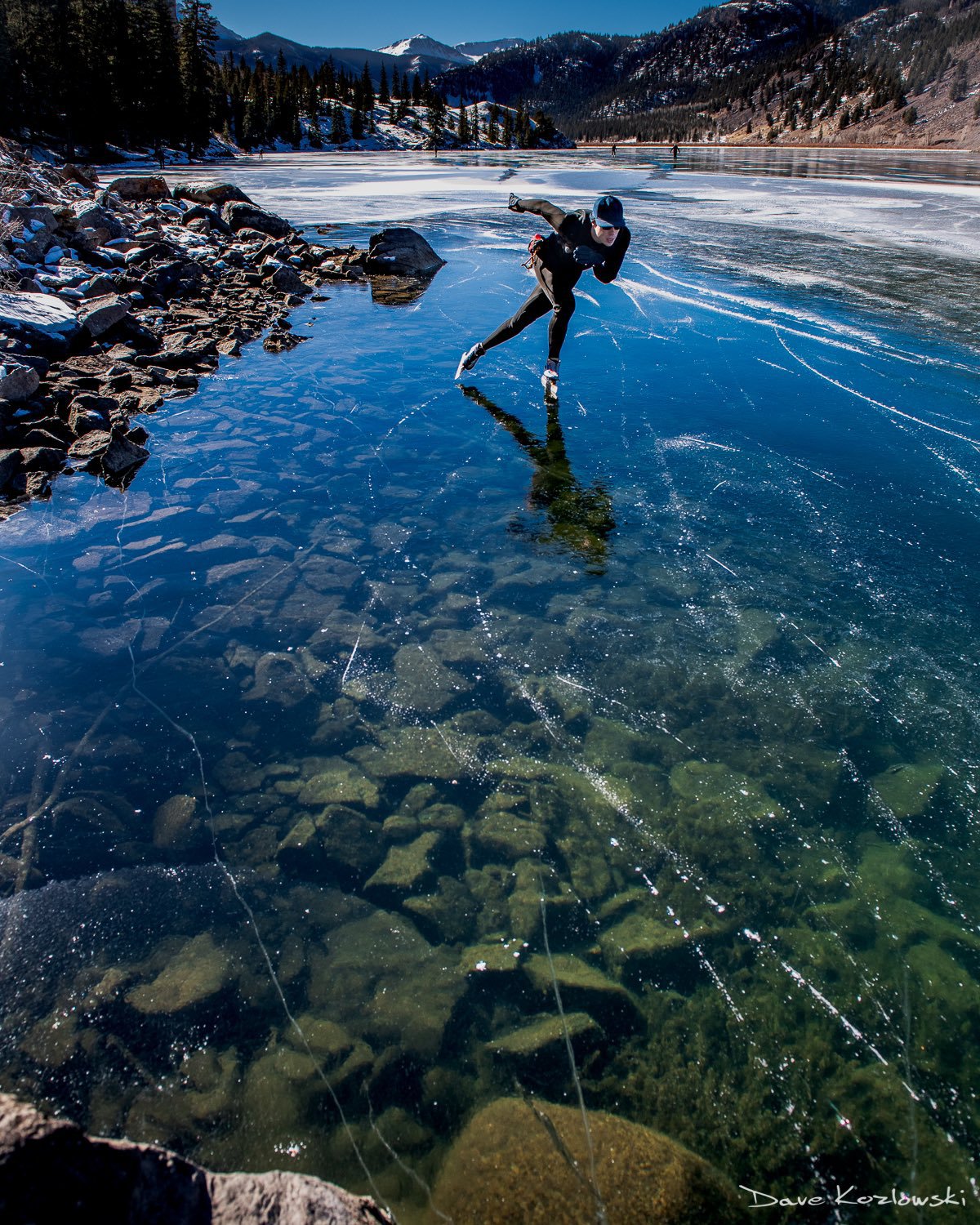 Un patinator medaliat la Jocurile Olimpice se antrenează pe un lac ...