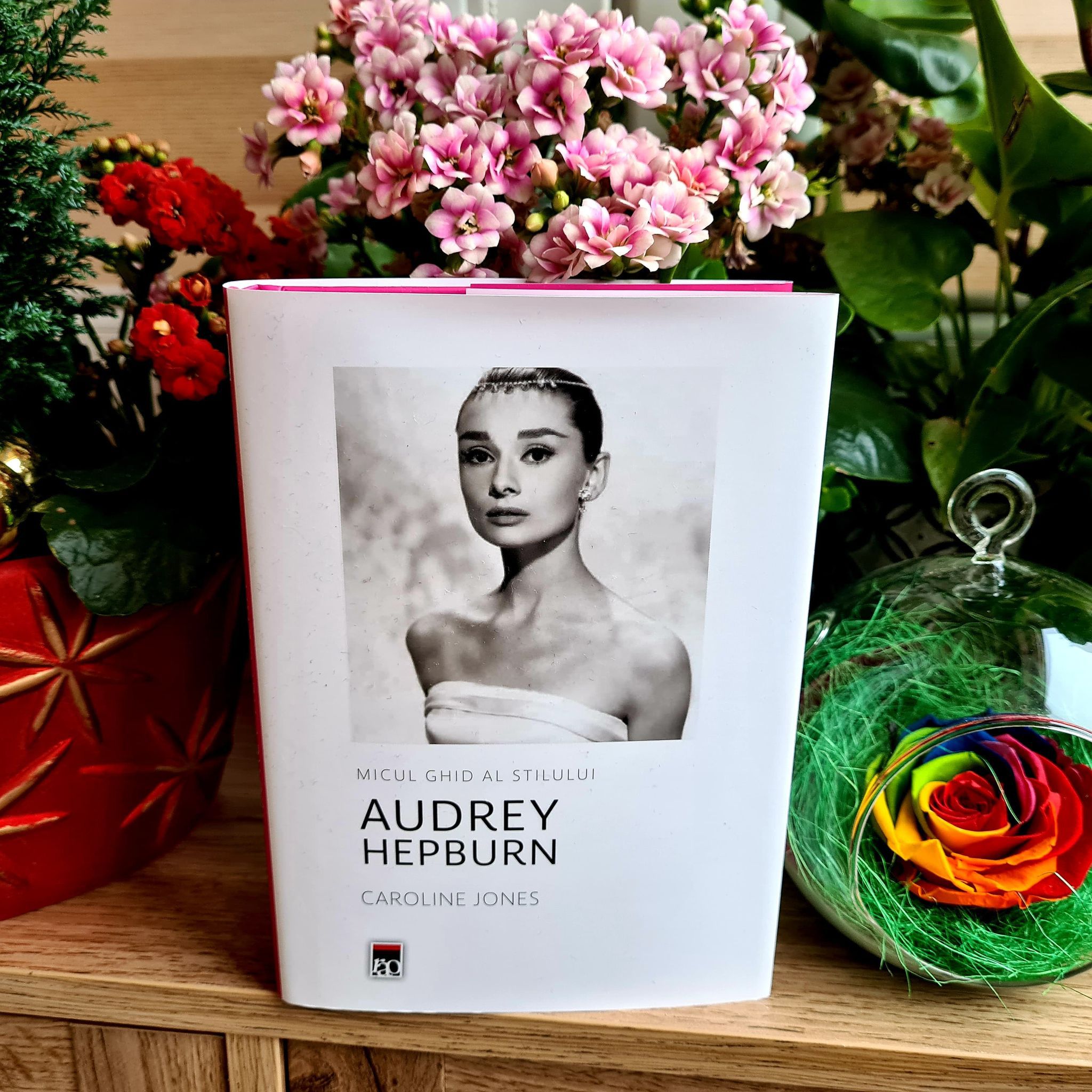 O carte pe zi: „Micul ghid al stilului: Audrey Hepburn” de Caroline Jones