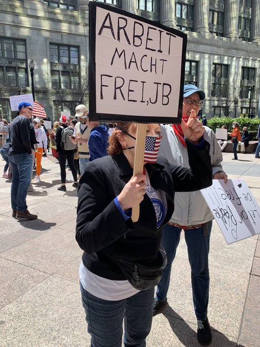 Fotografia cu femeia care a folosit sloganul nazist „Arbeit macht frei ...