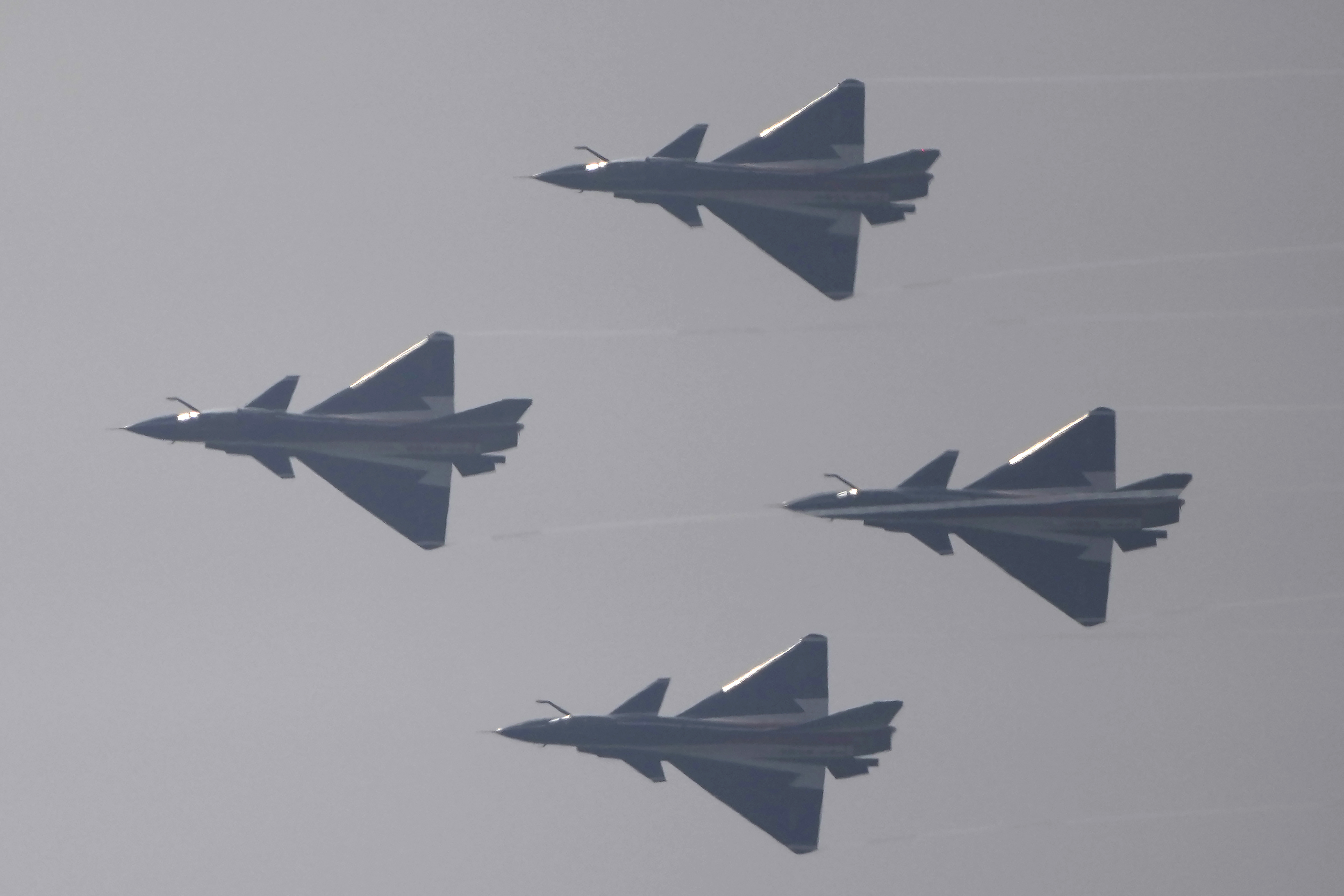 Zeci de avioane militare chineze au pătruns în spaţiul aerian din ...
