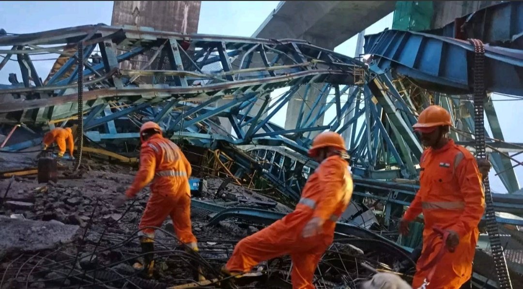 O macara de mari dimensiuni s-a prăbuşit pe un şantier din India. Cel ...