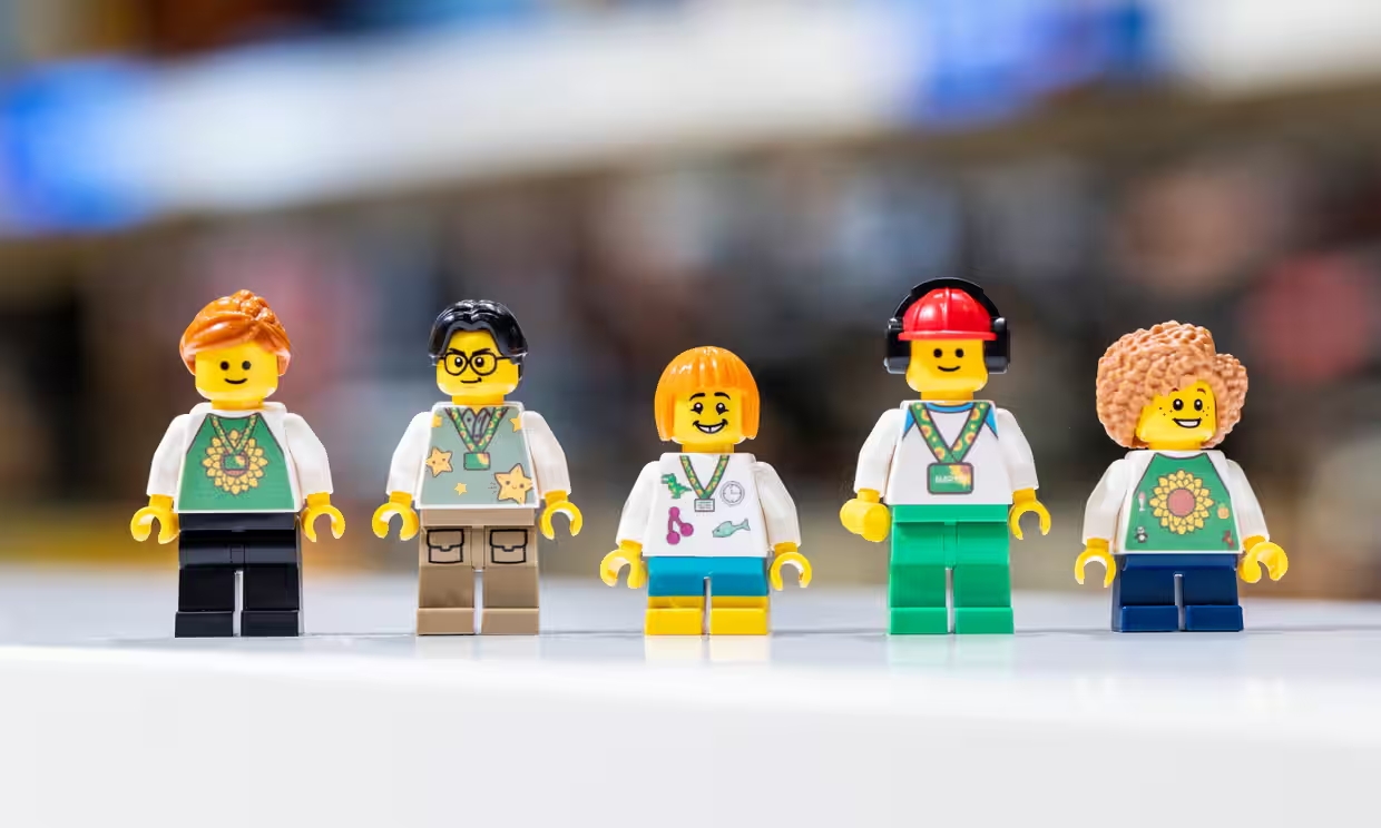 Lego lansează personaje cu simbolul dizabilităţilor invizibile: un pas ...