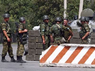 Soldaţii ruşi dezafectează un punct de control din vestul Georgiei