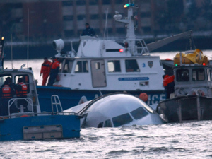 Motoarele avionului prăbuşit la New York s-au desprins de fuselaj