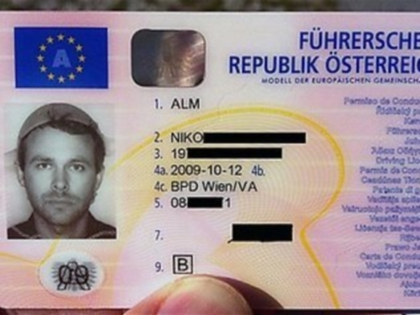 Un austriac ateu are permisiunea de a apărea în poza de permis cu o ...